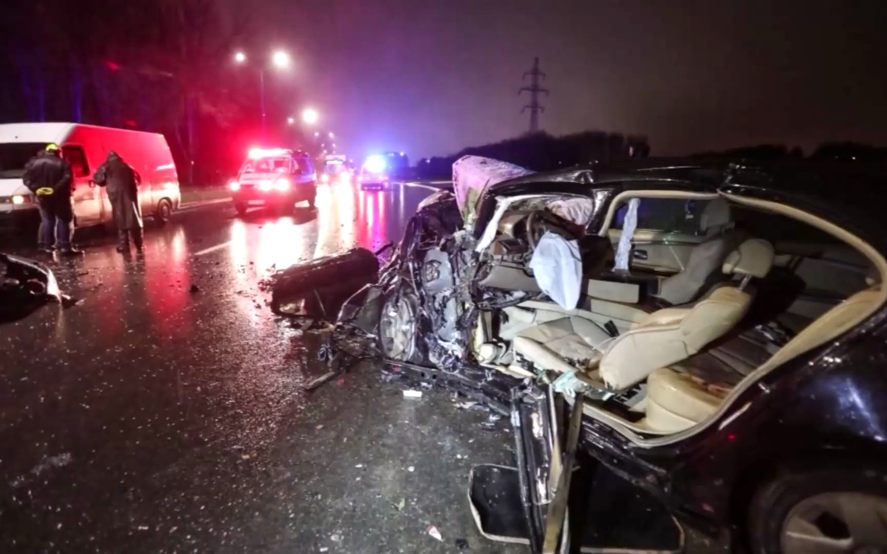 宝马7系正面碰撞遇到沃尔沃XC90,司机:门呢?