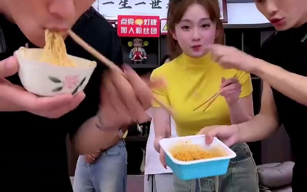 小杨哥带货白象拌面,直播间秒变吃播想现场!喜欢吃拌面的真的可以...