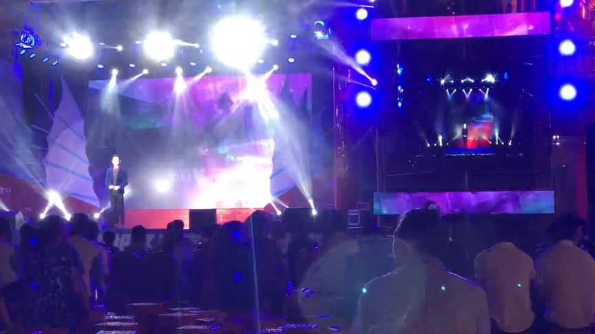 上台献唱一首英文歌曲,非常好听的歌,第一次露天舞台看表演