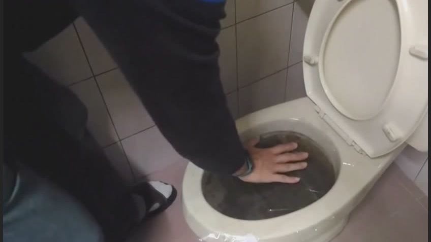 马桶堵塞,该如何简单的疏通,一个小妙招就能轻轻松松解决烦恼!