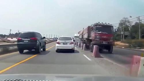 行车记录仪拍下 车子:这我找谁说理去?还爆了一地的装备!