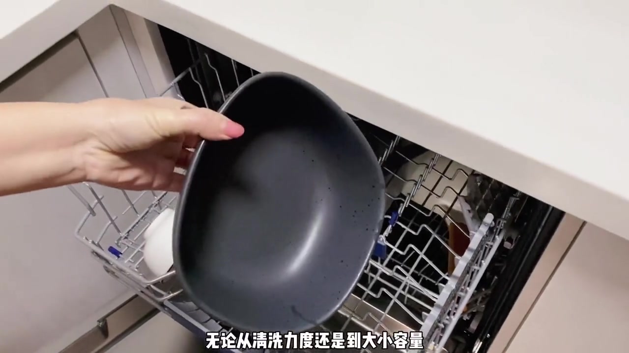 装修的时候老公强烈要求安装的洗碗机真的很香,连洗带消毒烘干功能,...
