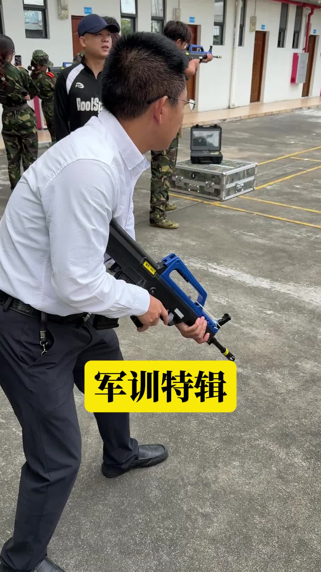 瞄准、击发、命中!新生射击训练燃动青春战场#军训dou出彩 #模拟射击
