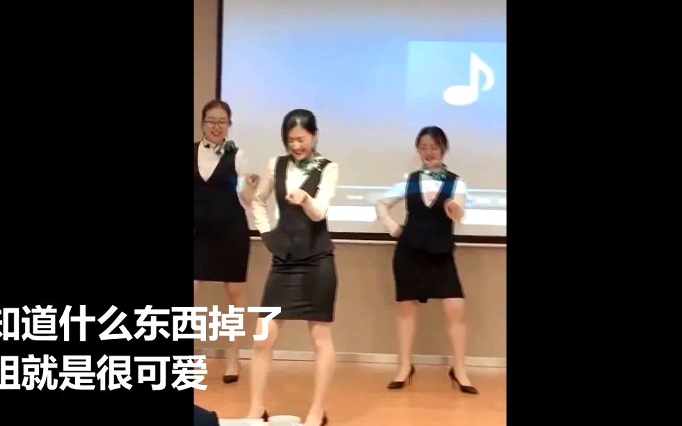 小姐姐如何化解姨妈巾掉下来的尴尬,太真实了