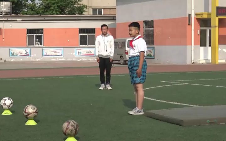 水平三:滚翻组合动作:前滚翻两腿交叉转体180°