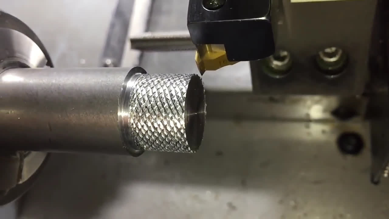 .数控车床的试过这样滚花没,用螺纹刀用G33编程.