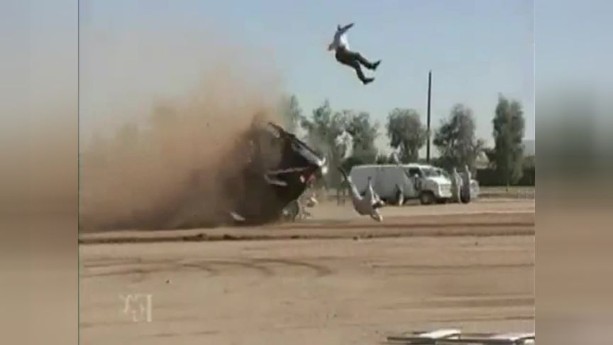 汽车碰撞测试,在如此高速之下翻滚,驾驶员直接被甩向了空中