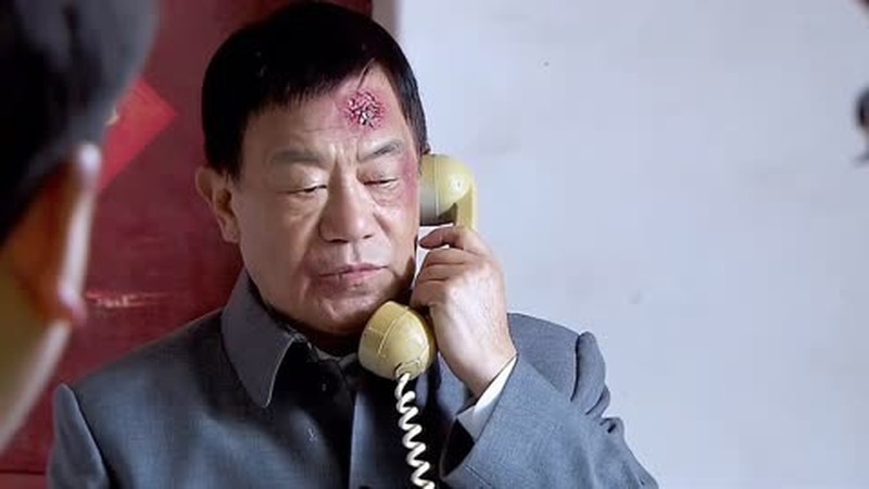 老首长见义勇为,竟然被小城管揍了,震怒之下直接给单位打电话