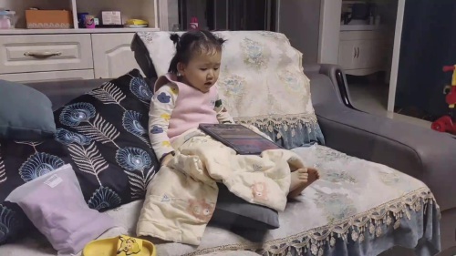 宝爸嫌老婆的针线活不好,亲自示范给宝宝缝裤子,真局劲儿