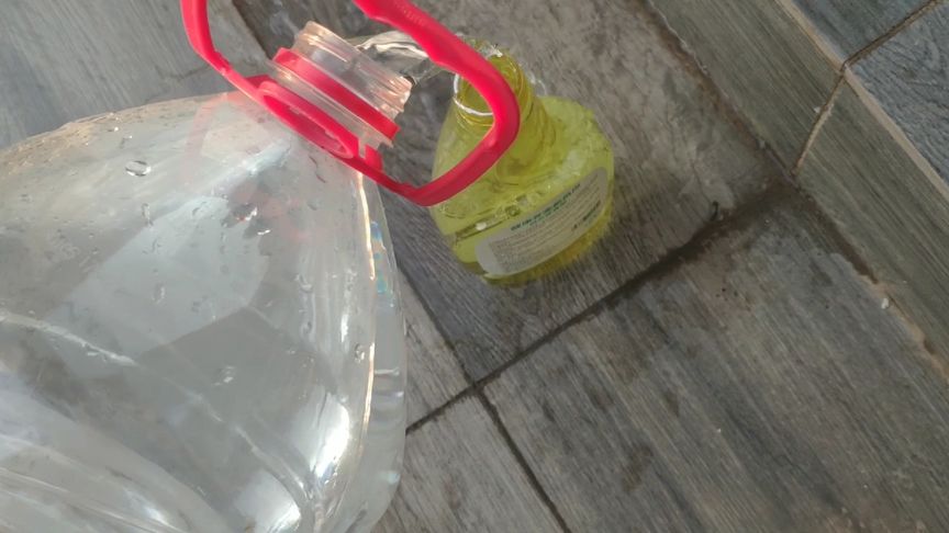 帅黄在家憋的难受,自制消毒液给家里边消毒!