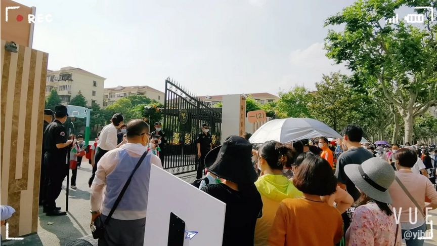 逸夫小学校长:接送小学生上放学