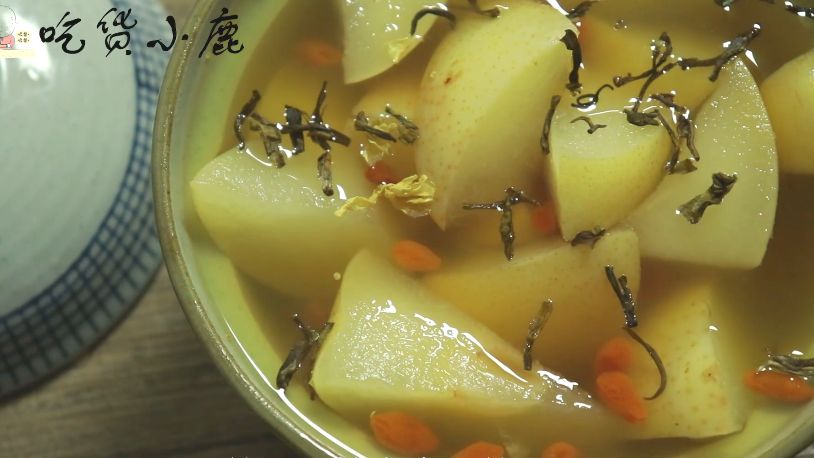 冬天这么吃雪梨,加点枸杞和冰糖,清热润肺,滋养身体