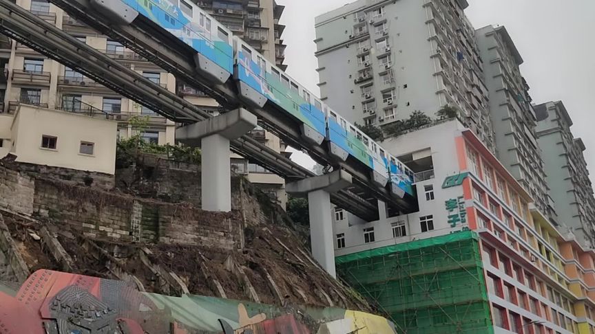 实拍重庆轻轨穿楼,仿佛空中列车