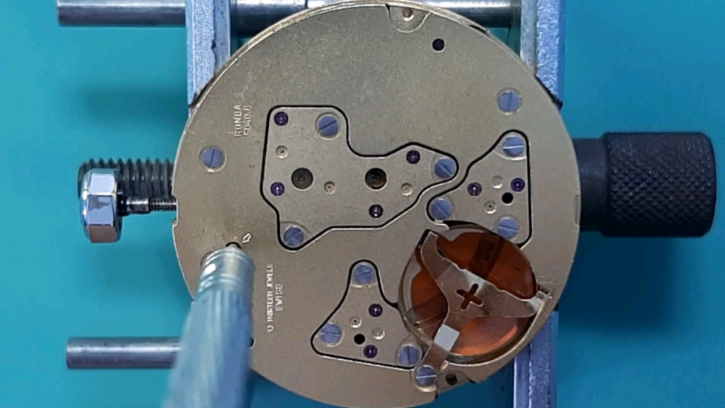 泰格豪雅的朗达石英机芯拆解