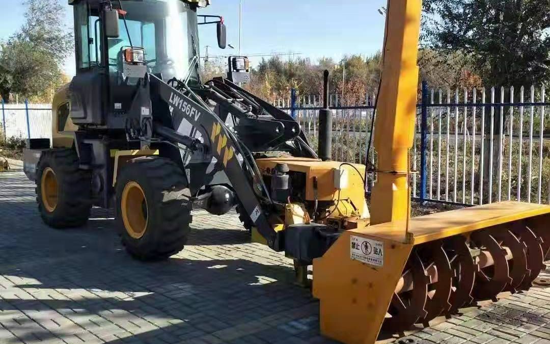 大型抛雪机工作视频 道路清雪安全第一