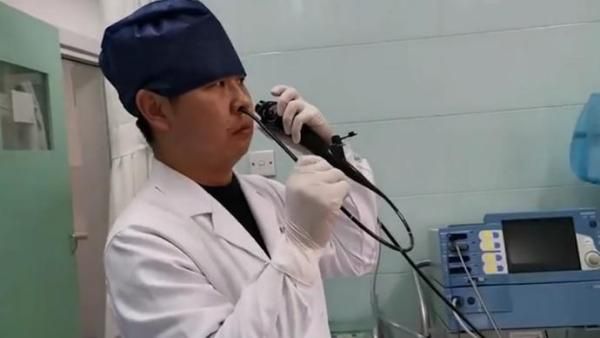 医生给自己做气管镜检查:体验患者的感受才能做得更好