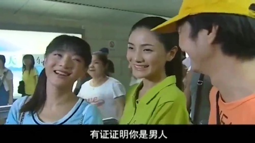 检票员刁难残疾人,结果背后的农民怒了:你有人证吗
