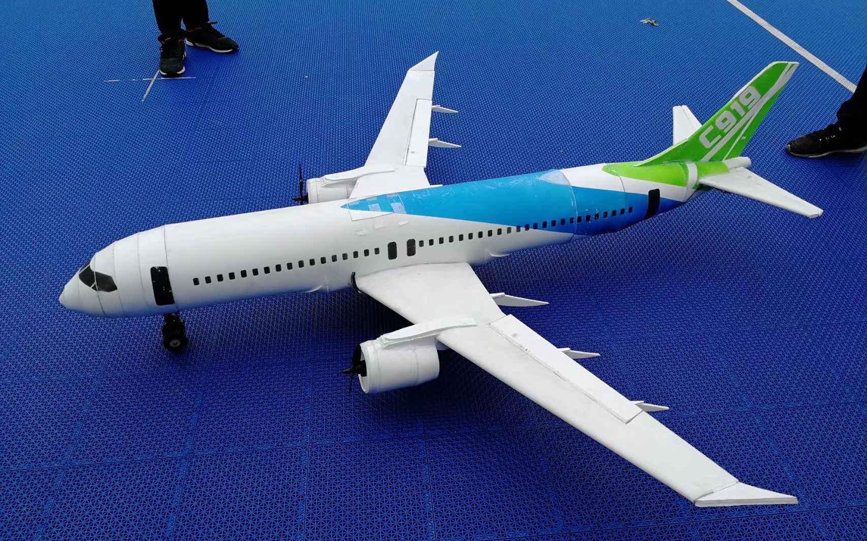 自制的像真航模C919飞机首飞