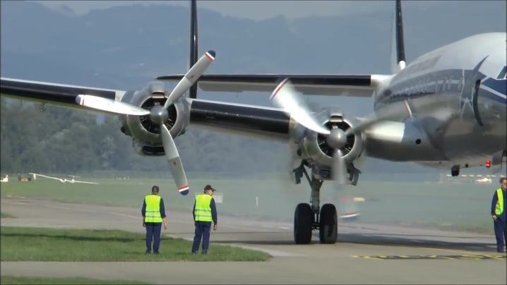 超级星座发动机启动,起飞离场,四发螺旋桨飞机