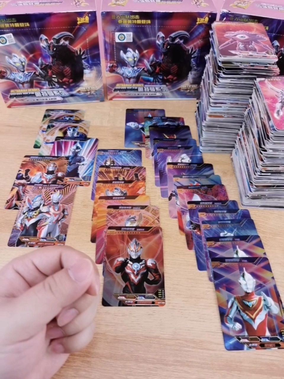 奥特曼卡片开箱!咔哥圈土重来,又抽三盒豪华版!