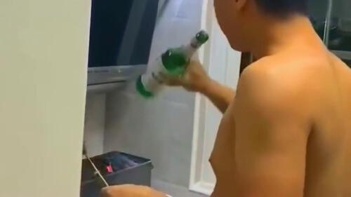 男子深夜在自己家厨房烤串,没有做任何保护措施,一定要注意安全啊!