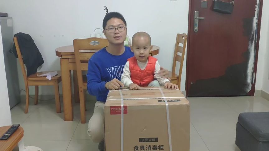 乐乐妈妈抱怨厨房蟑螂多,乐爸买了一个消毒碗柜,小碗柜大用途