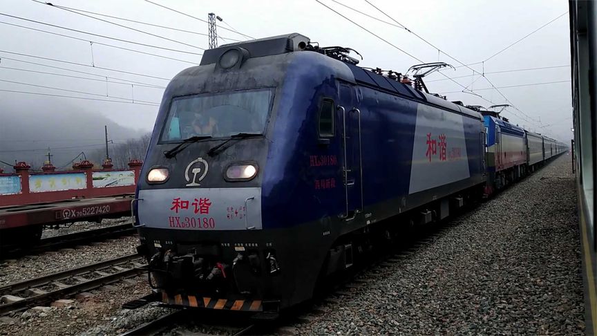 K245次列车驶入秦岭车站短暂停车并驶离