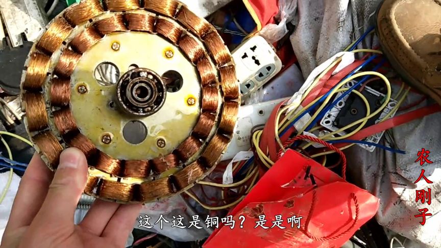 刚子对老式水表好奇,用锤子砸开后里面是这样的,刚子第一次见