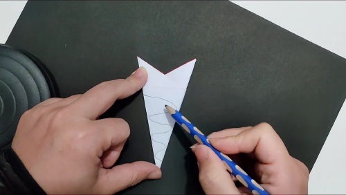 随意画条波浪线,就能剪出漂亮新年窗花剪纸,简单好看