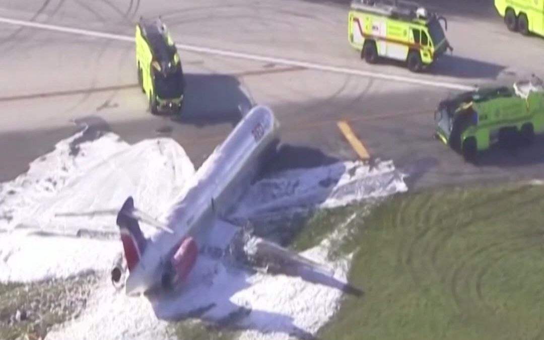 多米尼加共和国的红色航空喷气式飞机载有 126 名乘客和 11 名机组...