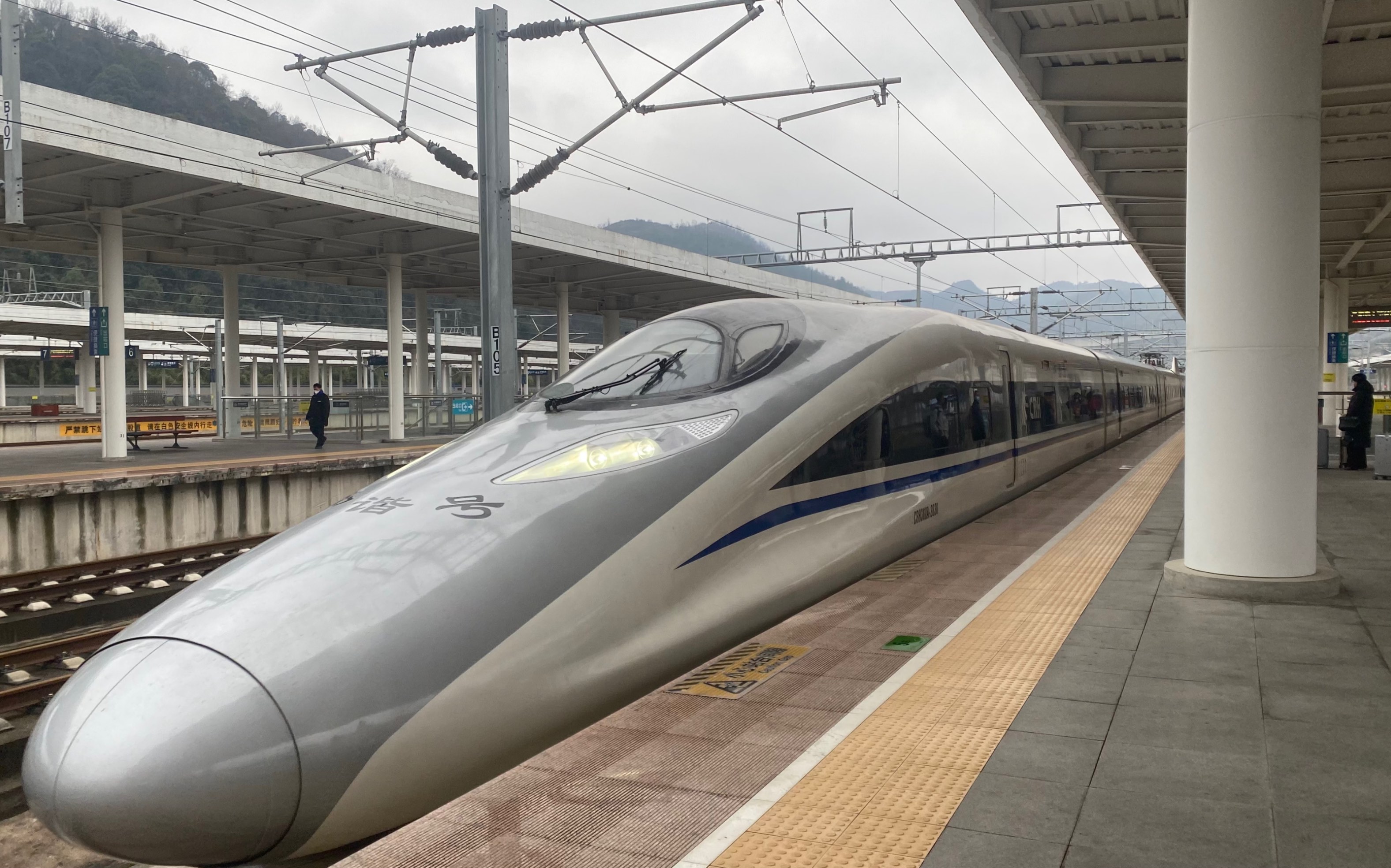 G2963次列车(成都东站-深圳北站)本务成局成段CRH380A-2830贵阳东...