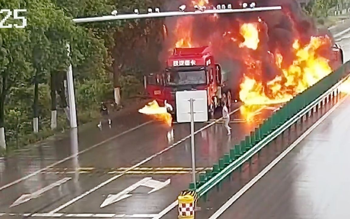 吓人!油罐车行驶途中突发侧翻后起火,现场瞬间火光冲天浓烟滚滚