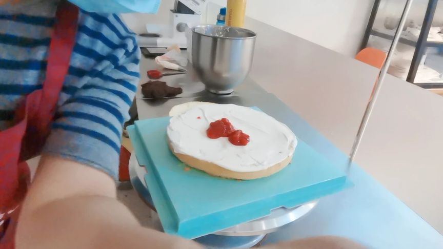 这个蛋糕是去谈装修顺便谈的蛋糕业务,四千块钱的订单分成12个月