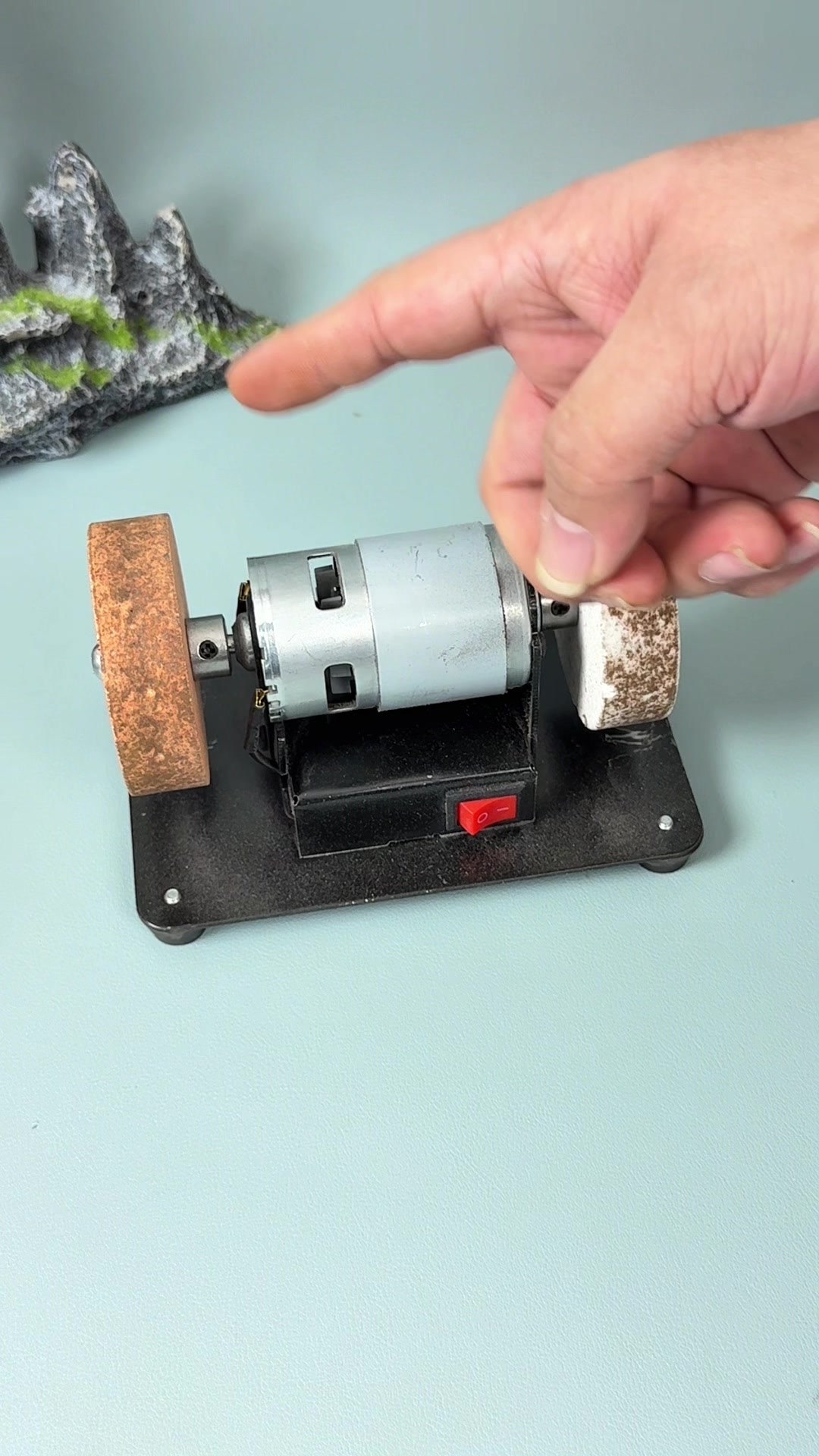 #小型砂轮机 #电动砂轮磨刀机 #电动砂轮 #砂轮磨刀机 #磨刀机