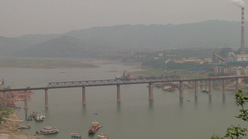 2013年3月 重庆——昆明K167次列车通过川黔铁路白沙沱长江大桥