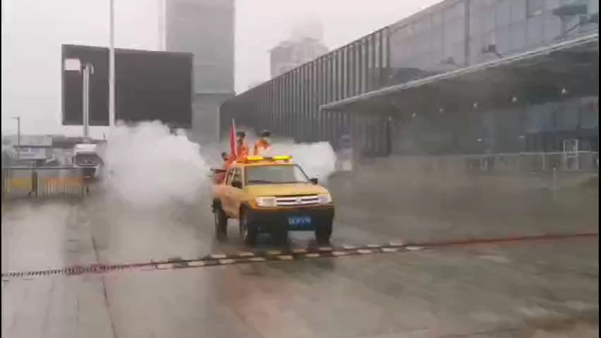 大洗脸!金阳客车站使用世界上最安全无毒的消毒剂全方位喷洒消毒