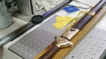 现代激光刻字机,为帮友人定制的剑刻字