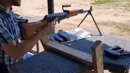 国产81式班用轻机枪,性能可靠、精度高,谁用谁喜欢#射击