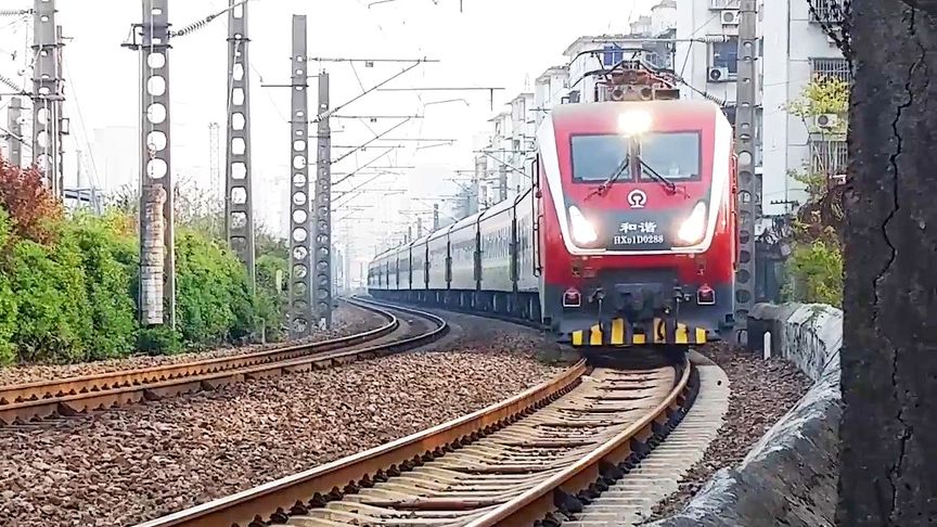 空车回送的火车,0K8352次去杭州站准备发车开往连云港东