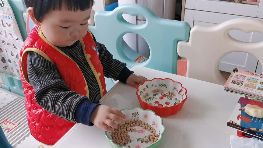 最简单省ߒ�的提高专注力的小方法:捡豆子游戏