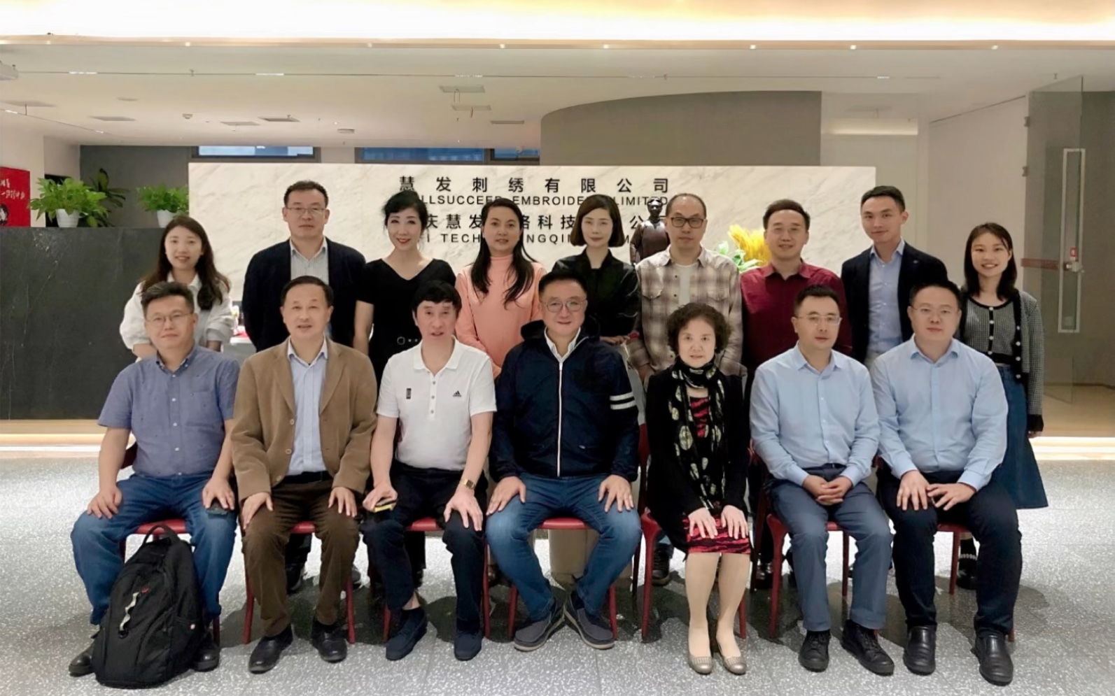 四川外国语大学重庆校友会昨天召开经济项目组会议。发挥川外在国际...