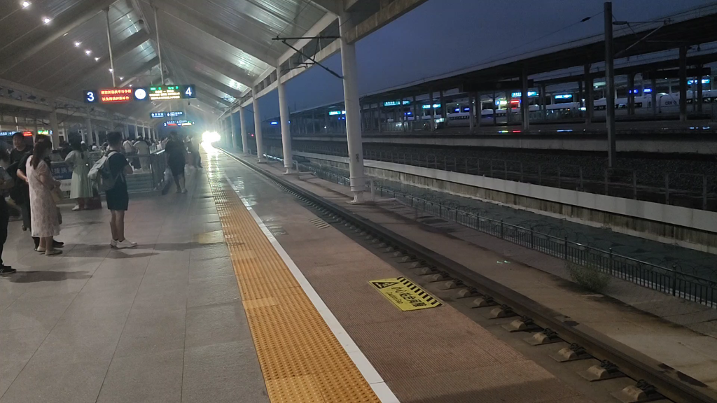 ...东站一列CRH380A跨站加CR400AF-A济南局担当的G381次列车进站