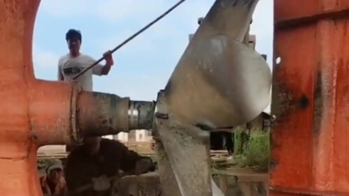 这么大的螺旋桨,都碰弯了,这船是经历了什么?