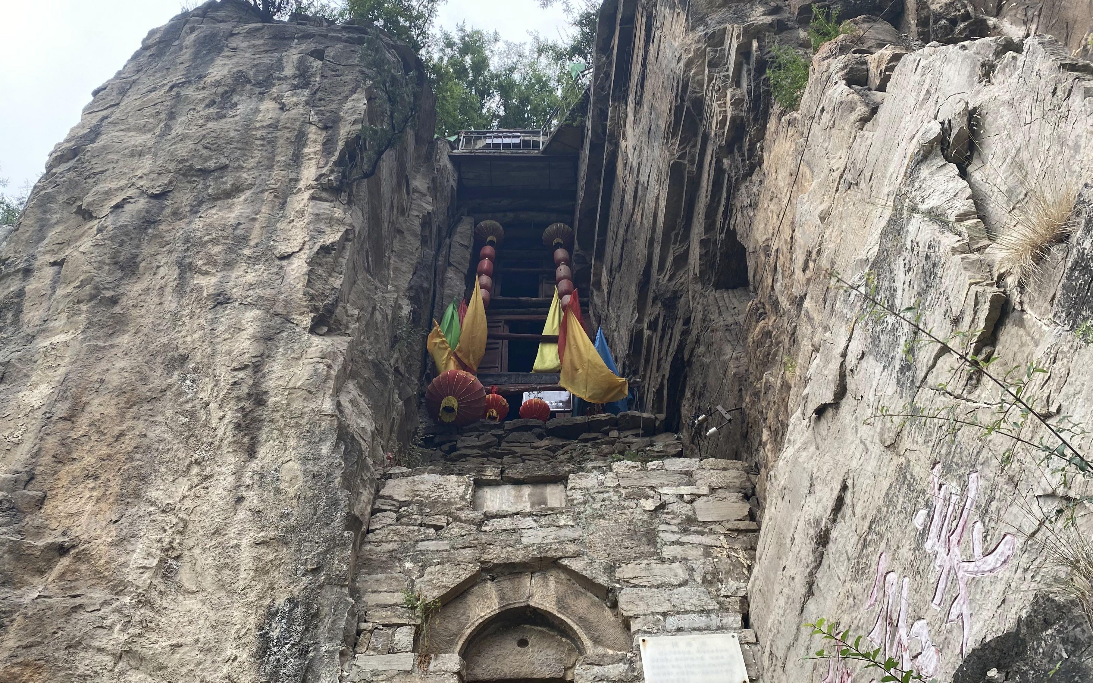 山西最奇特的一座狐仙庙,夹在石缝中400年屹立不倒,快来看看吧