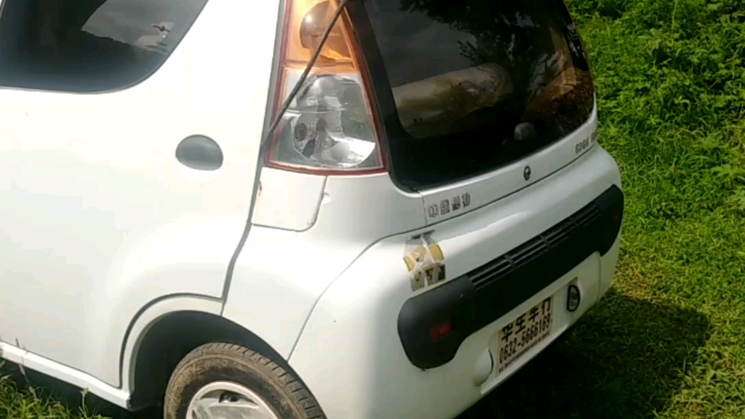 御捷Q5电动轿车安装100瓦太阳能充电系统