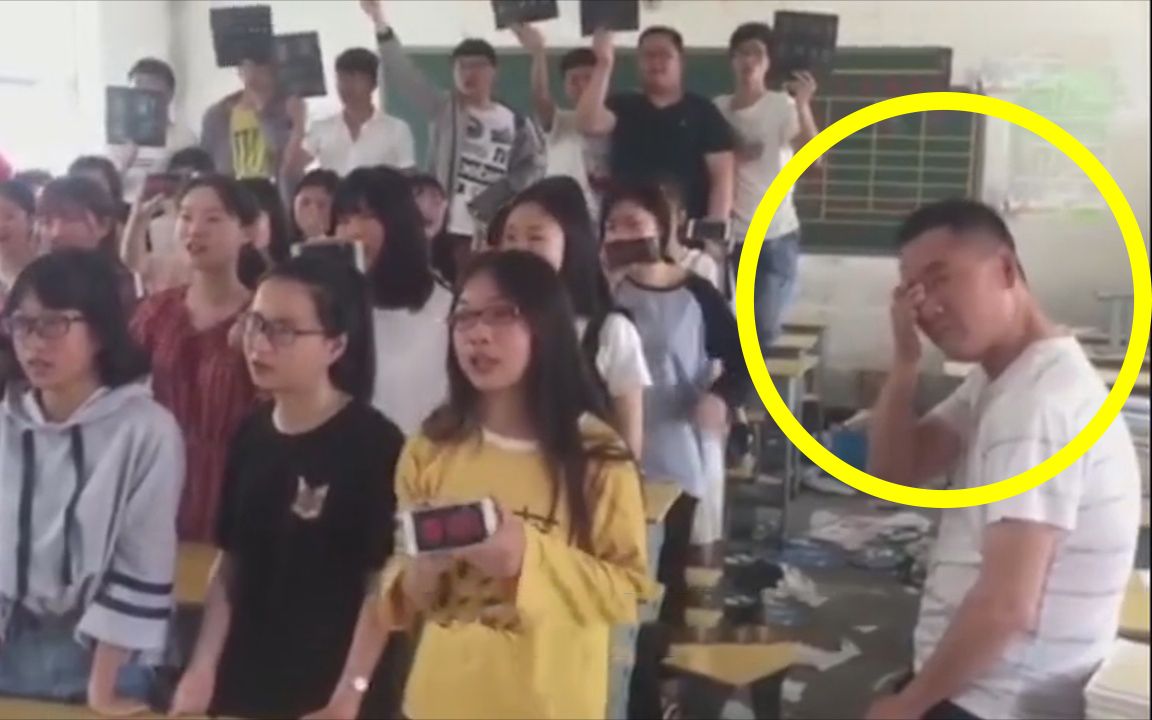 毕业生合唱《再见》,班主任老师抹泪泣不成声!现场既温馨又感人