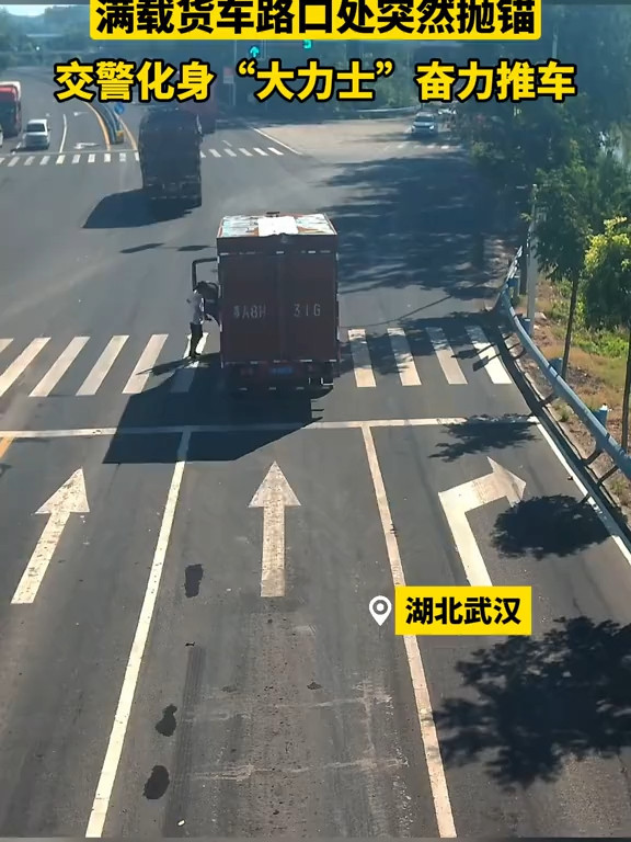 虽然很吃力,但徒手推车我们能行