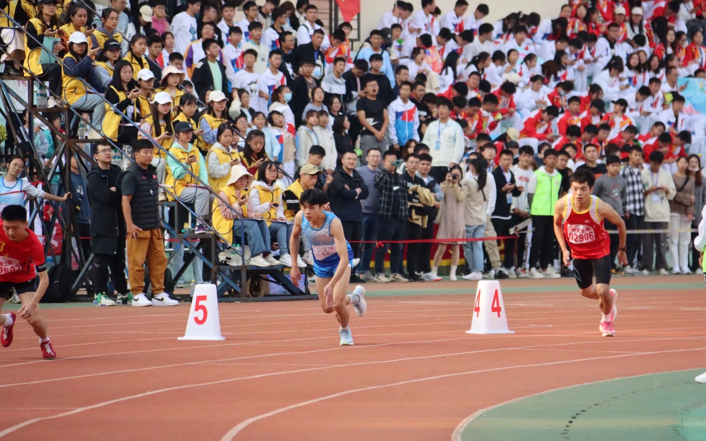 会计研究生800米2分10勇夺江农校运会季军