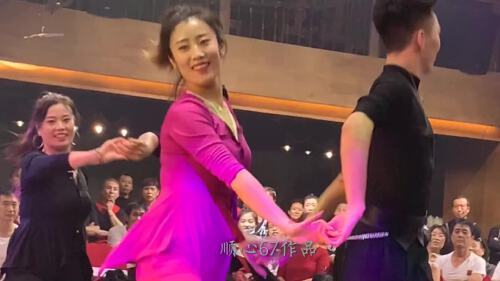 果果不不舞蹈工作室开业果果不不和妈妈为大家表演精彩舞蹈!