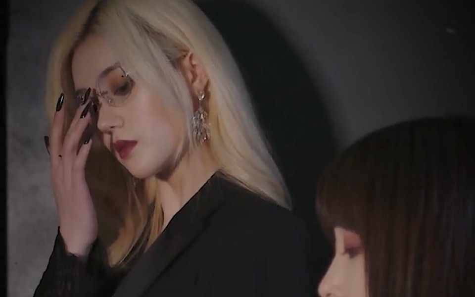 【短剧】“贪吃蜂蜜的苍蝇准会溺死在蜜浆里”